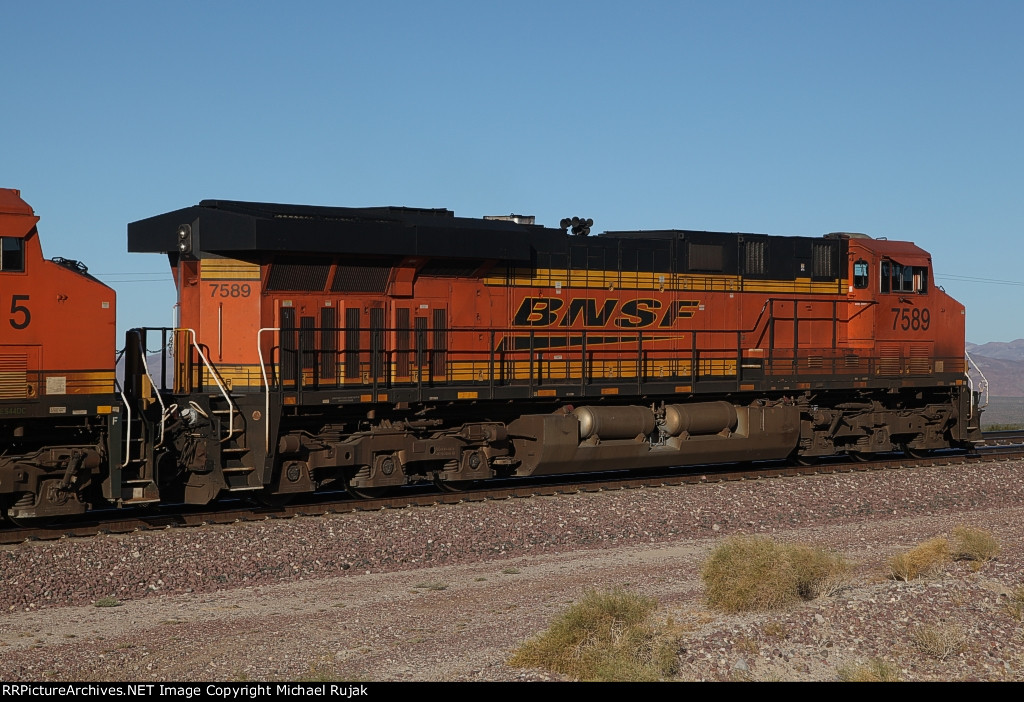 BNSF 7589